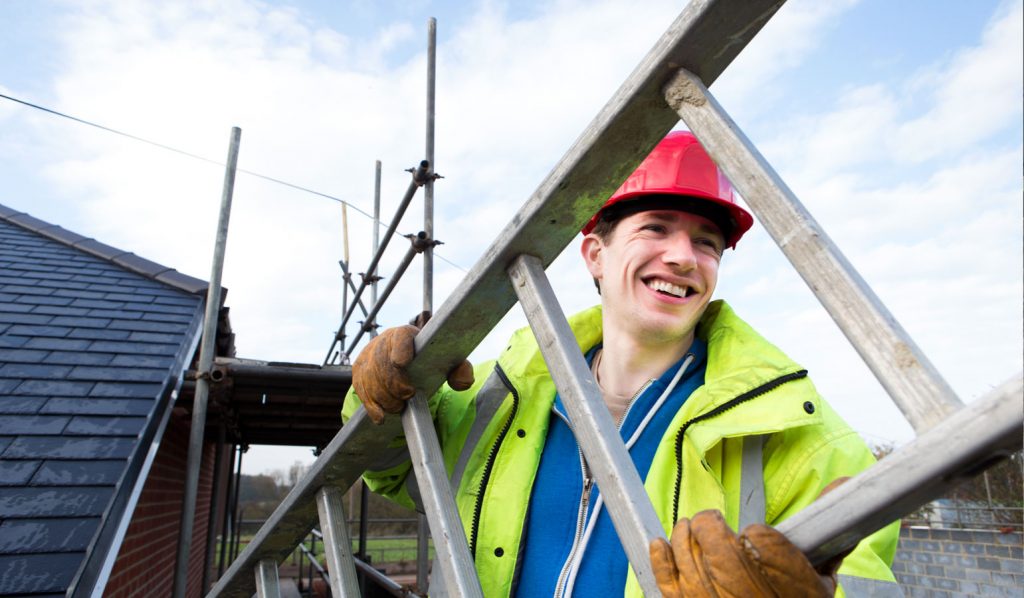 BouwGenius-Bouwvakker-op-steiger-met-ladder-header - BouwGenius